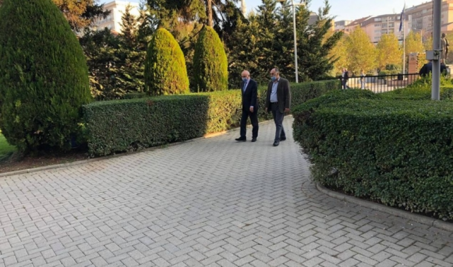 Isa Mustafa shkon në Kuvend, pas pak pritet të mblidhet Grupi ... Isa Mustafa shkon në Kuvend, pas pak pritet të mblidhet Grupi ...
