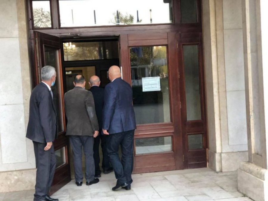 Isa Mustafa shkon në Kuvend, pas pak pritet të mblidhet Grupi ... Isa Mustafa shkon në Kuvend, pas pak pritet të mblidhet Grupi ...