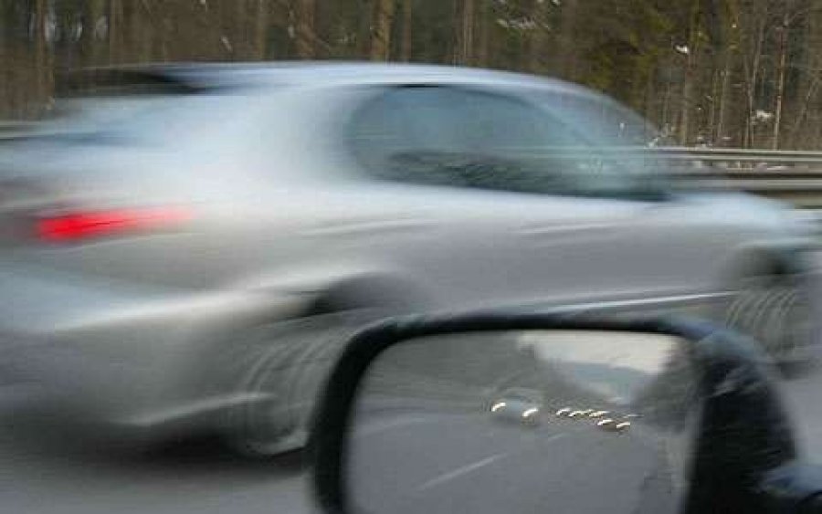Kosovari bën gara me BMW duke pasur fëmijët në veturë - Policia në ... Kosovari bën gara me BMW duke pasur fëmijët në veturë - Policia në ...