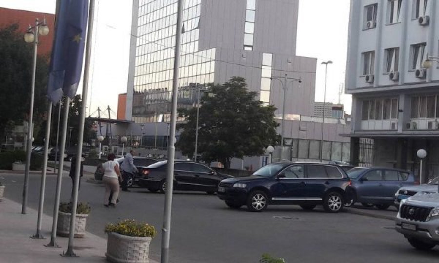 Qeveria ndalon blerjen e veturave zyrtare nga ministritë dhe agjencitë ... Qeveria ndalon blerjen e veturave zyrtare nga ministritë dhe agjencitë ...