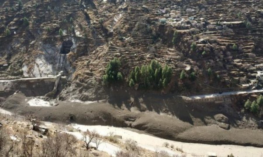 Shkrihet një akullnajë nga Himalajet, vdesin të paktën 150 persona ...